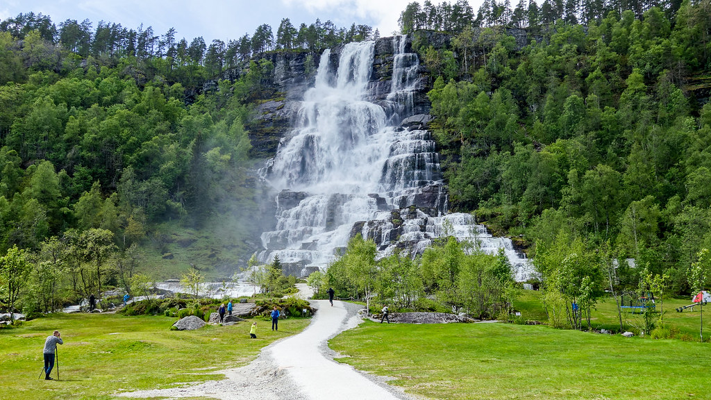 Best Waterfalls in Norway: Scenic Routes, Norway Falls & Travel Tips