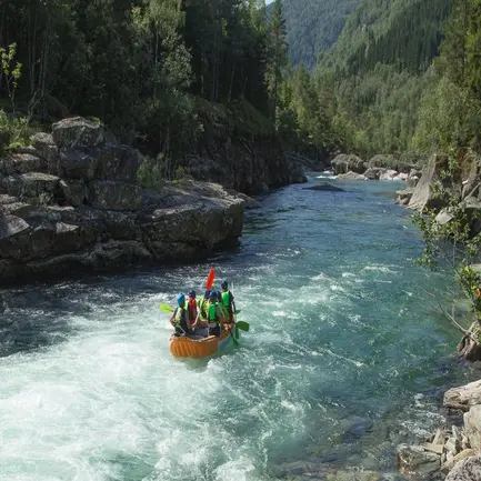 Family rafting in Norway: 5 benefits of family adventures